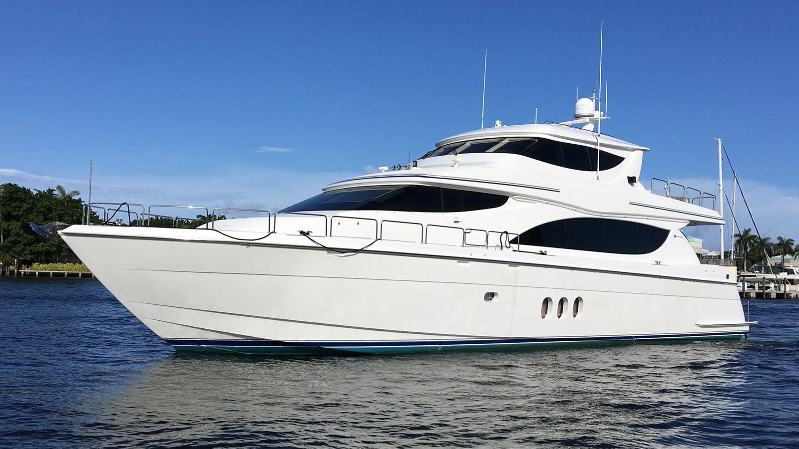 Hatteras motor yacht La Mer sold